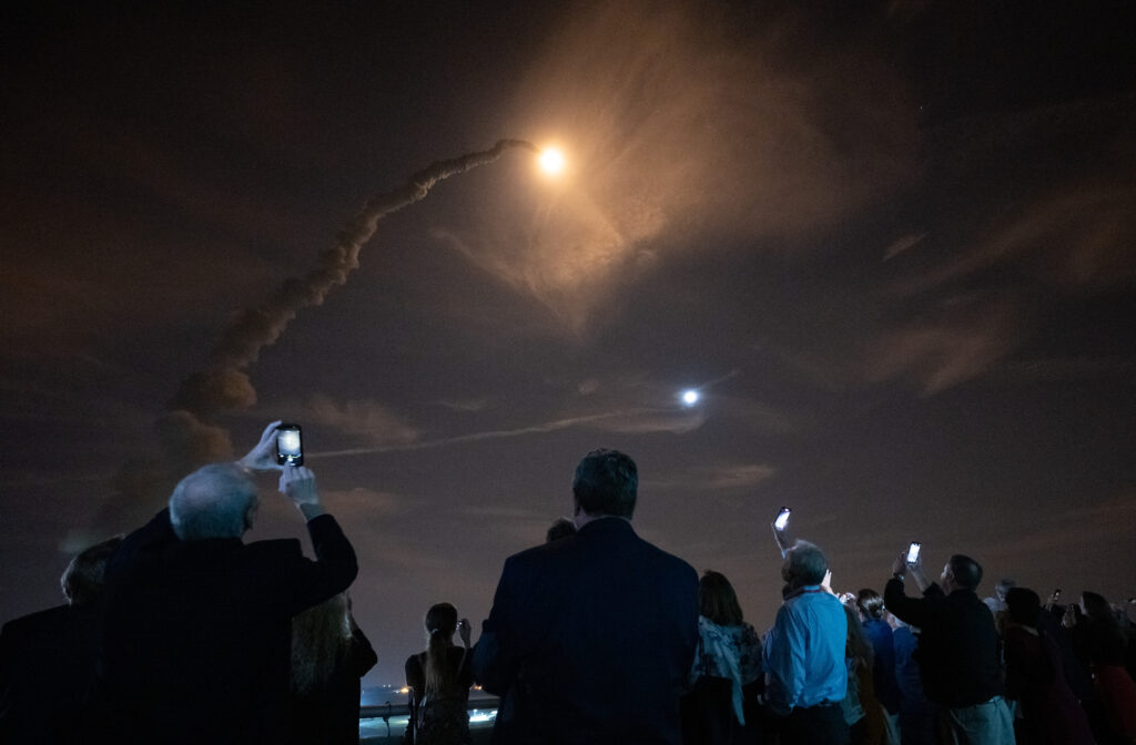 Orion conducts lunar flyby; captures Earth and Moon in photos - RocketSTEM